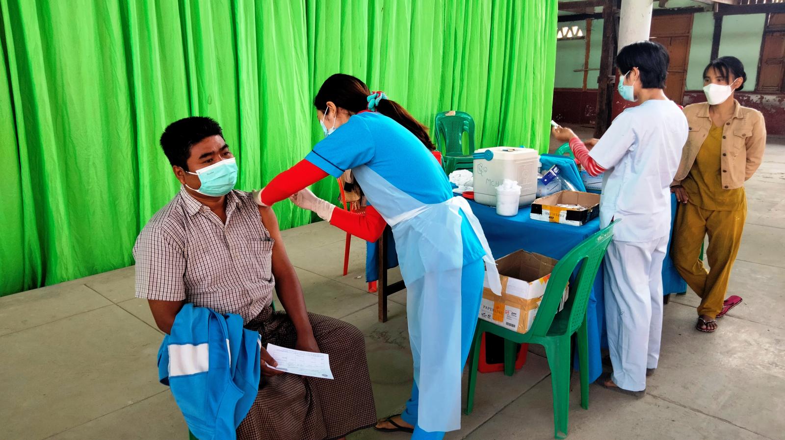 ညောင်ရွှေမြို့နယ်တွင် ကိုဗစ် ၁၉ရောဂါ ကာကွယ်ဆေး ဆက်လက်ထိုးနှံပေးလျက်ရှိ